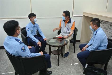 國軍眷屬為病所苦 屏東軍友站關懷慰問 即時軍聞 國軍眷屬為病所苦 屏東軍友站關懷慰問 青年日報