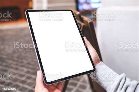 야외에서 빈 흰색 데스크톱 화면으로 디지털 태블릿을 들고있는 여성의 모형 이미지 35 39세에 대한 스톡 사진 및 기타 이미지