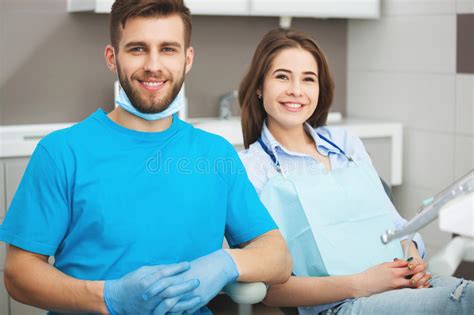 Retrato De Un Dentista De Sexo Masculino Y De Un Paciente Femenino