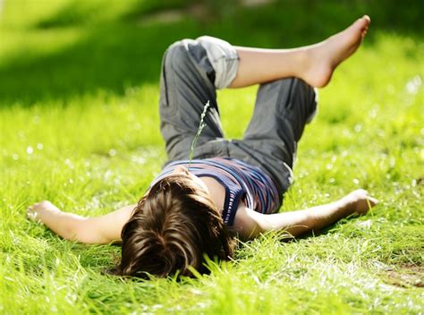 Niño Relajado Descansando En El Parque De Verano Prado De Hierba Foto