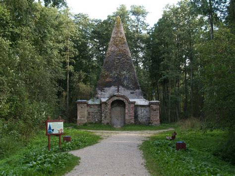 Polska Piramida W Rapie Ciągnęli Do Niej Turyści żądni Makabrycznych
