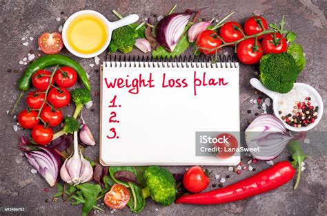 신선한 유기농 야채 허브와 향신료 다이어트 및 건강 식품 개념 믹스 샐러드 토마토 브로콜리 고추 마늘 및 오픈 빈 노트북 계획 식사 신진 대사를 증폭을 위한 제품 개념에