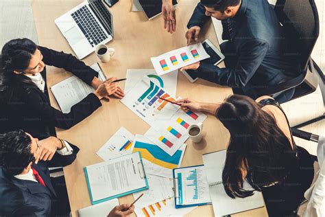 사무실의 상위 뷰에서 촬영한 비즈니스 사람들 그룹 회의 직업 사업가 사업가 및 사무실 노동자는 회의 테이블에 프로젝트 계획 문서를 가지고 팀 회의에서 일하고 있습니다