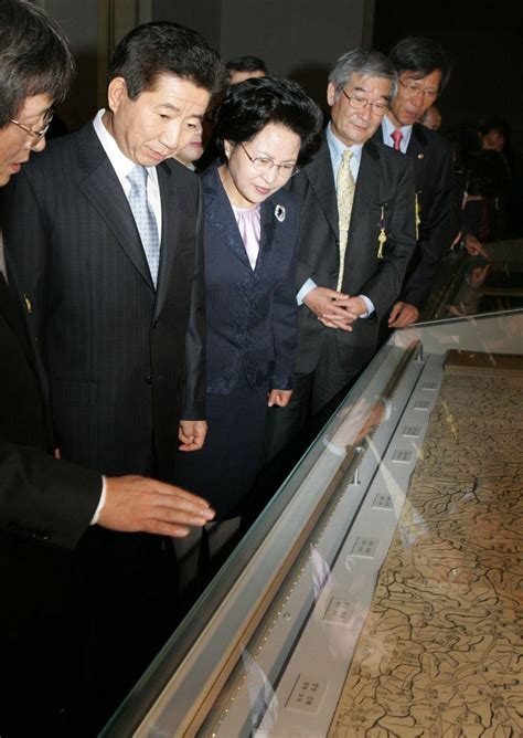 [노무현사료관] [국립중앙박물관 개관 기념식 후 박물관을 관람하는 노무현 대통령 내외]