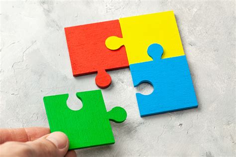 퍼즐의 색깔 부분입니다 팀 지원 및 파트너 지원의 개념입니다 남성 손 들고 퍼즐 조각 남자에 대한 스톡 사진 및 기타 이미지 남자 남자 사업가 도전 Istock