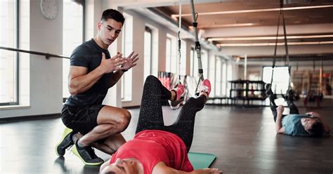 Trx로 운동하는 젊은 개인 트레이너와 함께 체육관에서 노인 그룹 사진 Unsplash의 마루 이미지