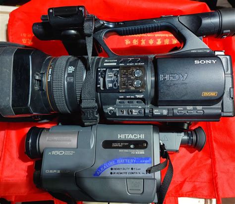 Sony 有加厚電無充電器不知性能 和日立 著機正常，但無帶試，有原裝火牛座充，無電池，可用6粒2a電芯 古董攝錄機，sony的 500 已賣