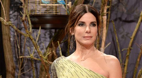 Download American Actress Sandra Bullock Wallpaper