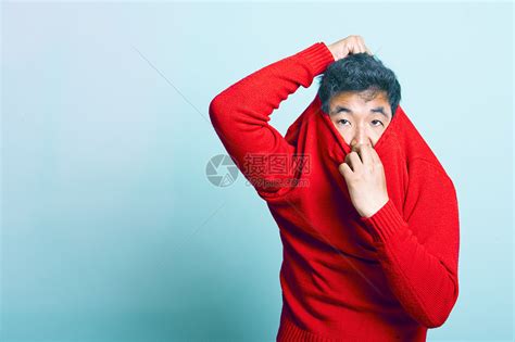 亚裔年轻人试图抢走红毛衣高清图片下载 正版图片321888722 摄图网