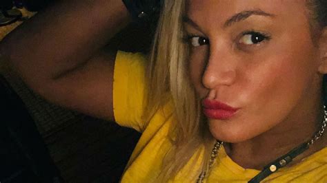 Exitoina La impactante foto de la cola de Eugenia Ritó en primer plano