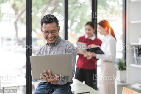 성공적인 성취를 축하하는 행복한 비즈니스 아시아 남자의 초상화 긍정적 인 표현 비즈니스 개념의 성공 남자에 대한 스톡 사진 및