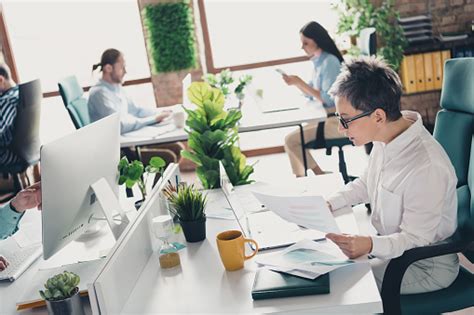 팀워크 스타트 업 파트너의 사진 노부인 보스 작업 과정 편안하고 멋진 크리 에이 티브 스타트 업 사무실 로프트 룸 인테리어 3 명에 대한 스톡 사진 및 기타 이미지 Istock