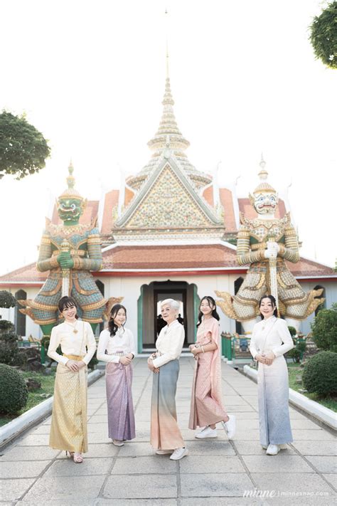Thai Costume Traditional Thai Clothing At Wat Arun