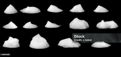 흰색 거품 격리 설정 측면보기 흰색 거품 비누 또는 샤워 젤 격리는 검은 색 배경에 부분으로 나뉩니다 흰색 얼굴 거품 크림 같은 거품 비누 스폰지가 검은 배경에 고립되어