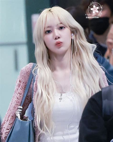 Le Sserafim Community Posts 와 이걸보고 여신님강림 이라고 하는건가요 꾸라 너무 이쁘다