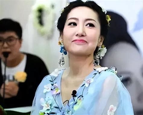 Cô gái mặc váy cưới vẫy tay chào mọi người trong đám tang chính mình