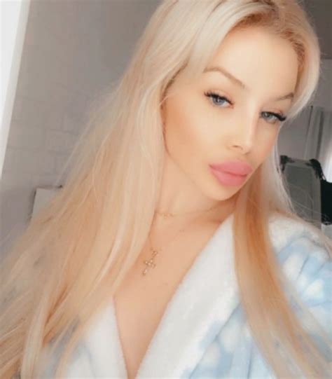 19 Year Old Bimbo Scrolller