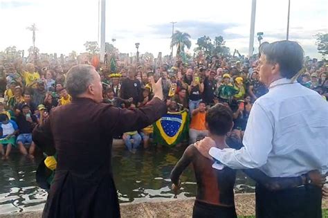 Bolsonaro Acena Para Milhares De Apoiadores E Abraça Crianças No