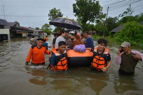 Indonesia Floods Landslide Kill 19 With Seven Missing