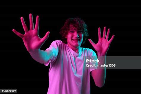 정지 신호 보라색 네온 빛으로 어두운 배경에 고립 된 젊은 남자의 절반 길이의 초상화 감정 젊음 판매 광고 20 24세에 대한 스톡 사진 및 기타 이미지 Istock