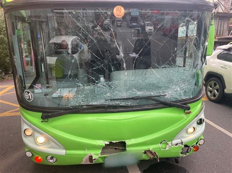 統聯客運追撞自小客車 兩駕駛送醫 觀傳媒