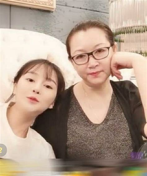 赵本山54岁妻子亮相女儿直播间，大胆吐露女儿择偶标准 Nestia