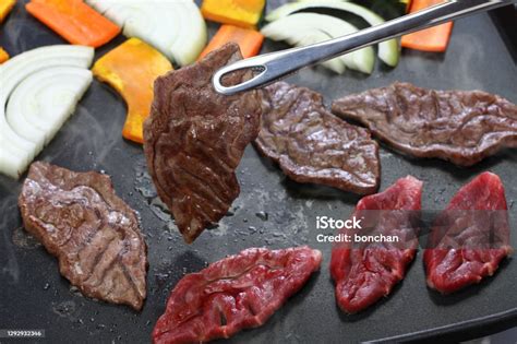 전기 철판으로 구운 고기 센본이라고 불리는 일본 와규 쇠고기의 드문 부분 한국식 바베큐에 대한 스톡 사진 및 기타 이미지