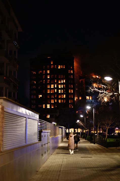 Un Incendio Devora Un Edificio En València