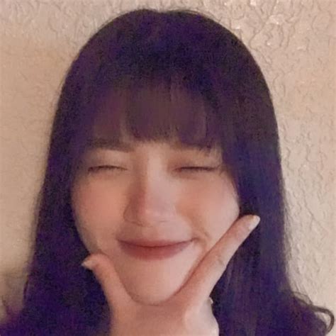 國中和高中的時候 都曾經因為人際關係問題向老師求助 當時我覺得我已經無法再繼續承受 自己那些胡思亂想的重量 於是向信任的老師詢問我該怎麼做