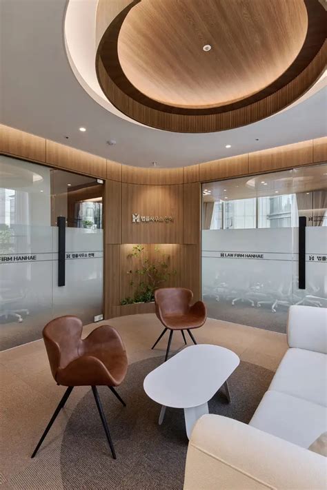 우드 필름지로 고급스럽고 깔끔한 내부 모던 67평 법률사무소 인테리어 서초구 서초동