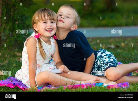 Porträt Von Zwei Kinder Junge Und Mädchen Bruder Und Schwester Zusammen