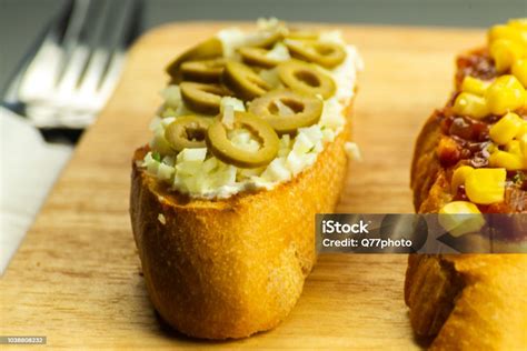 전통 스페인 타파스 점심 테이블 미니 샌드위치 음식 세트 맛 있는 간식 전채 0명에 대한 스톡 사진 및 기타 이미지 0명