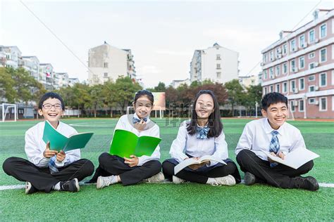 青少年操场阅读交流摄影图6720 4480图片素材免费下载 编号916498 潮点视频