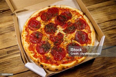 나무 테이블에 골판지 상자에 맛있는 신선한 피자 음식의 택배 패스트푸드 피자배달의 개념 테이크아웃 음식에 대한 스톡 사진 및