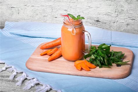 거 대 한 메이슨 항아리 회색 테이블 배경에 당근 스무디의 전체 비타민이 가득한 영양 음료입니다 공간에 복사 합니다 0명에 대한 스톡 사진 및 기타 이미지 Istock