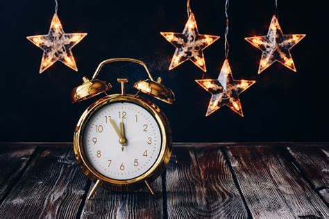 소박한 나무 오래된 테이블에 금 알람 시계와 조명 별 화환 아름다운 크리스마스와 새해 배경 선택적 초점 0명에 대한 스톡 사진 및 기타 이미지 Istock