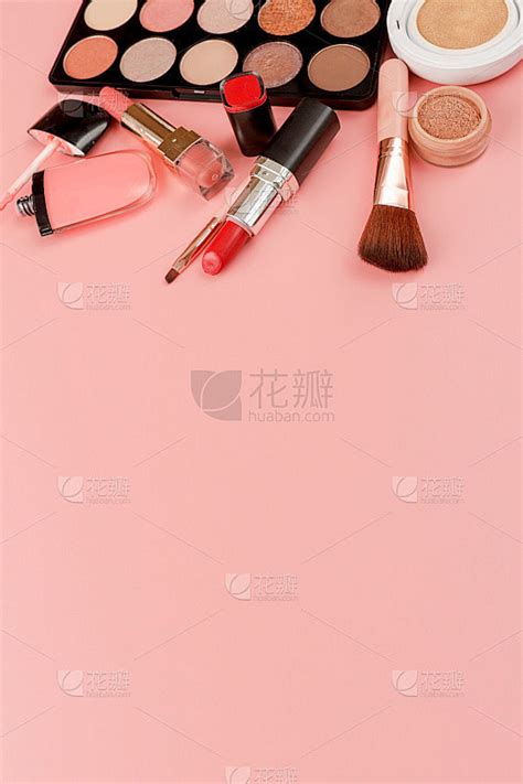 各种彩妆产品粉红色背景与文案空间