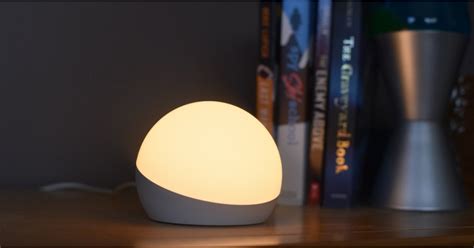 Обзор Echo Glow: многоцветная умная лампа для детей