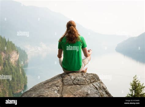 Lhomme Est Assis Sur Un Rocher Banque Dimage Et Photos Alamy