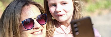 Premium Photo Mom And Daughter Take Selfie On Phone On Sunny Day