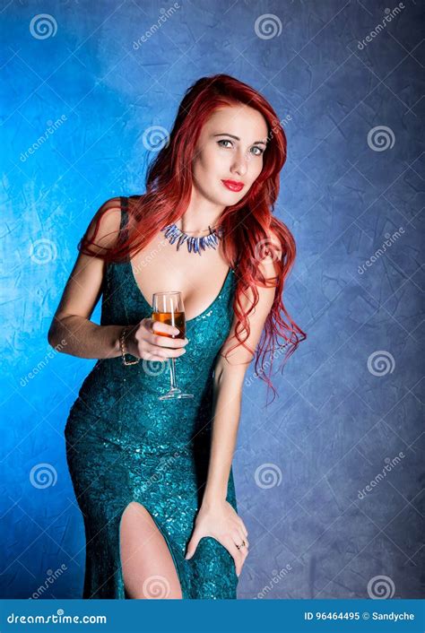 Donna Sexy Elegante Con Le Grandi Tette In Bicchiere Di Vino Blu