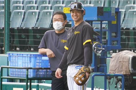 大坂尚子 On Twitter 【20日の試合前練習から】 キャッチボール相手の 佐藤輝明 選手を待つ 中野拓夢 選手。 きょうは事前