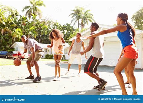 Groupe De Jeunes Amis Jouant Le Match De Basket Image Stock Image Du Groupe Actif 52854029