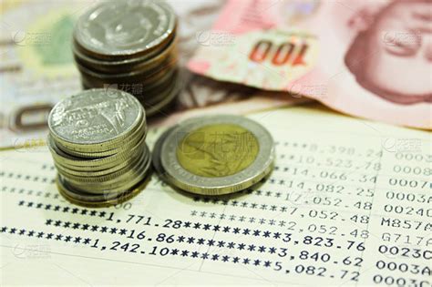 货币书银行和出焦点的泰国硬币和泰国钞票