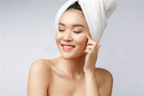 Concetto Di Bellezza E Di Salute Donna Asiatica Attraente Che Applica