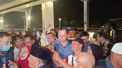 Tiba Di Bandara Untuk Jemput Anies AHY Diteriaki Cawapres Ganteng