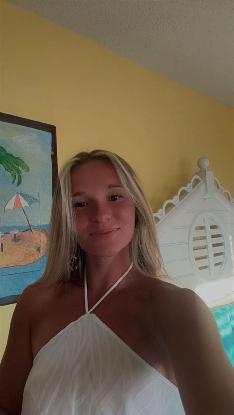 Here To Remind You Identicaltwins Dna Twins Facts Cousins Emily Sentner