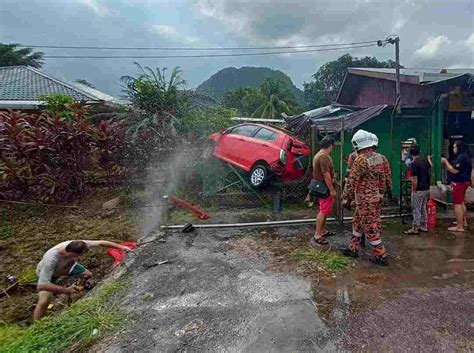 Dua Alami Kecederaan Kereta Dinaiki Rempuh Kedai Makan Tepi Jalan