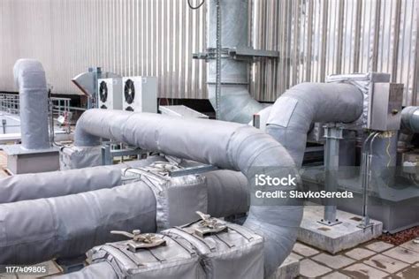 대규모 산업 현장에서 소기후 지원 시스템의 외부 인프라 공기 파이프 라인 입구 및 배기 선풍기와 에어컨 압력 습도 온도 제어 시스템 관 튜브에 대한 스톡 사진 및 기타