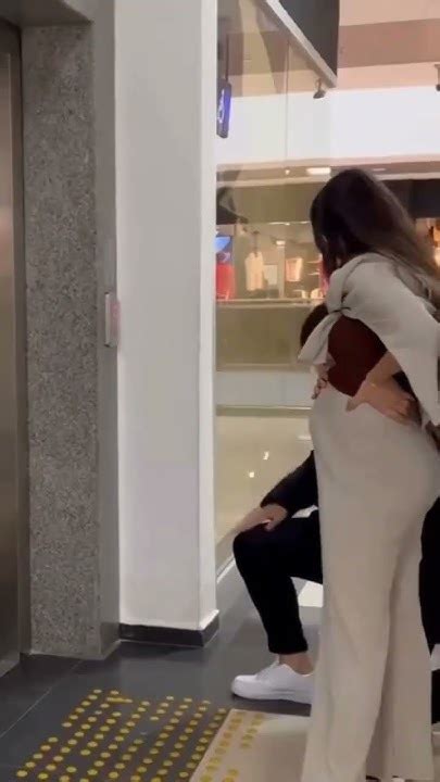 زوج يجلس زوجته الحامل على ركبته 🥰😍 Youtube